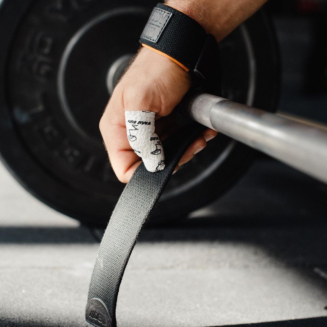 Lifting Grips vs Straps: How to Choose the Right One