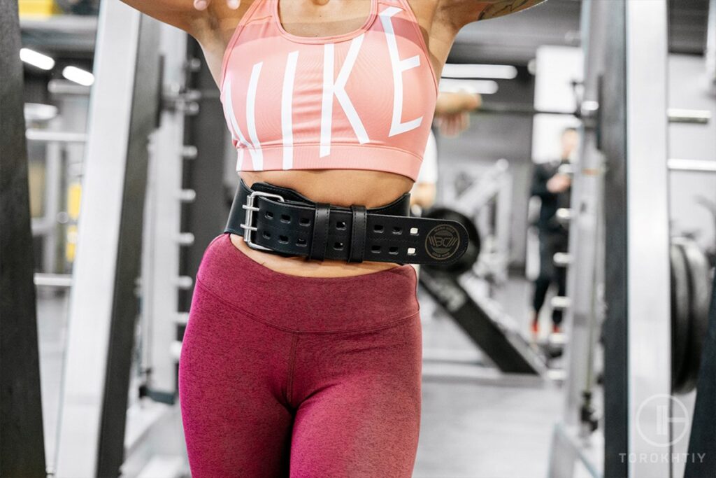 How to Wear a Lifting Belt (Detailed Beginner's Guide)
