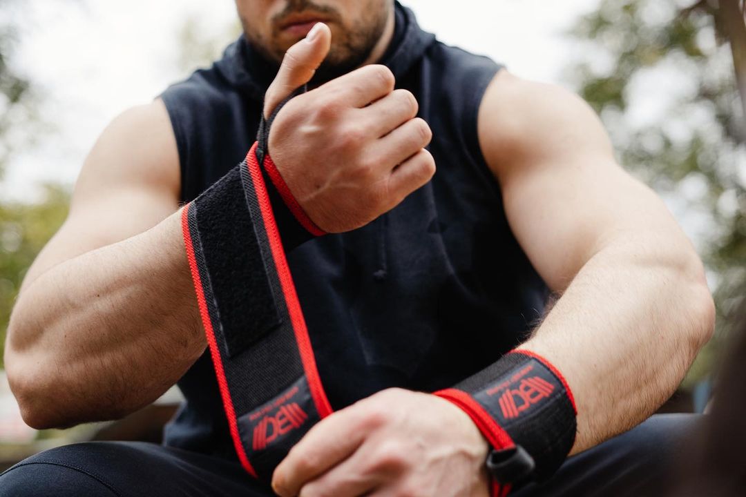 Low Bar Squat Wrist Pain: Causes and Prevention