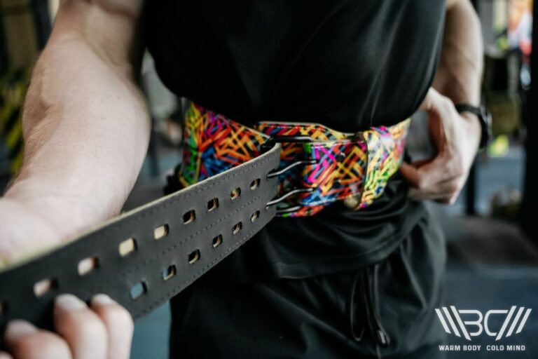 How to Wear a Lifting Belt (Detailed Beginner's Guide)