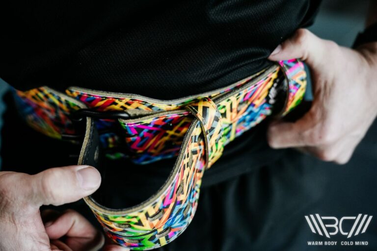 How to Wear a Lifting Belt (Detailed Beginner's Guide)